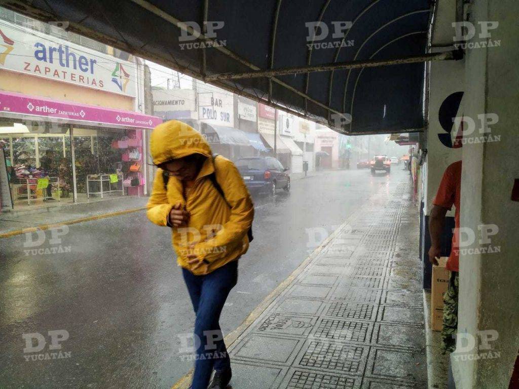 Lluvia con fuertes vientos se apodera de Mérida