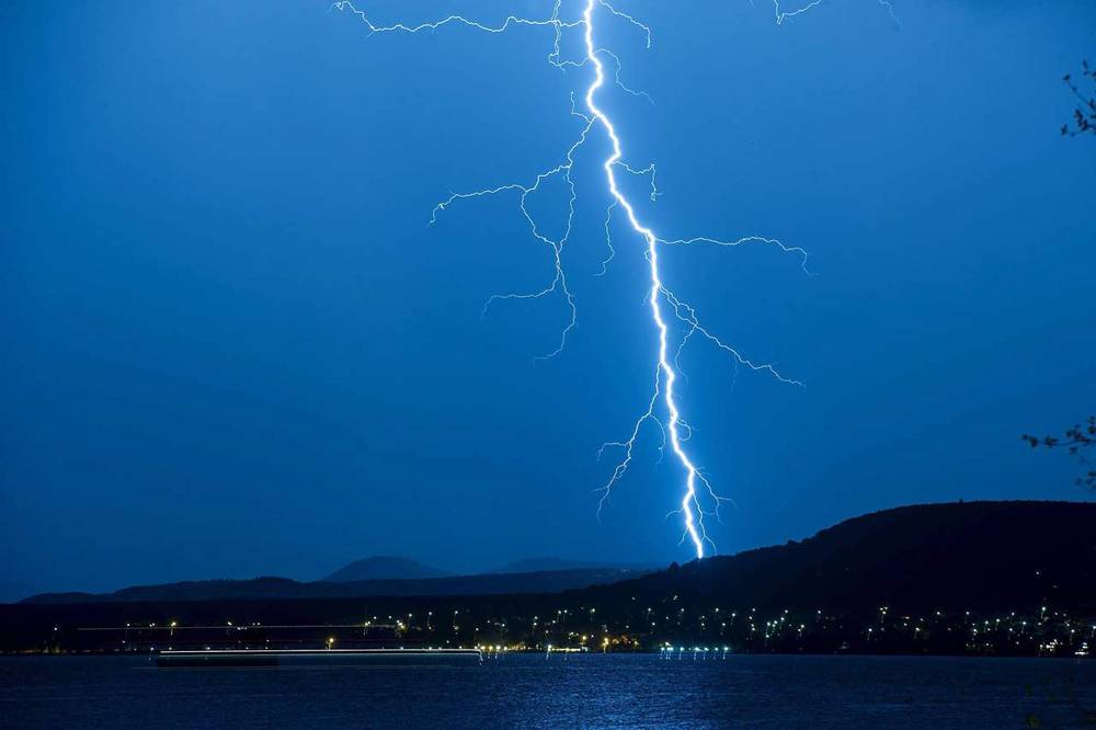 Graba el momento en que le cae un rayo (Video)