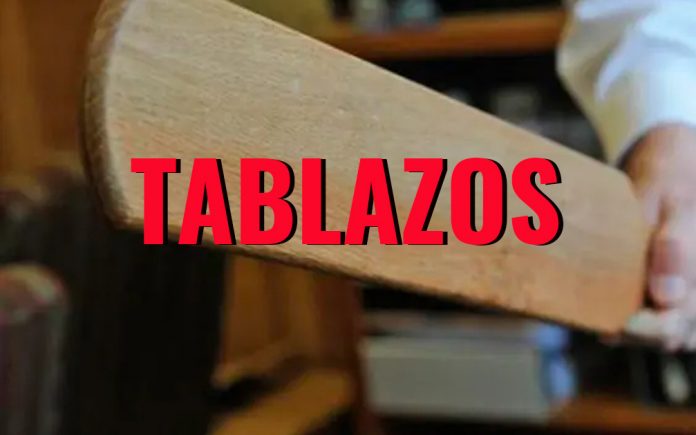 Graban a mujer policía dando tablazos en el trasero a un detenido