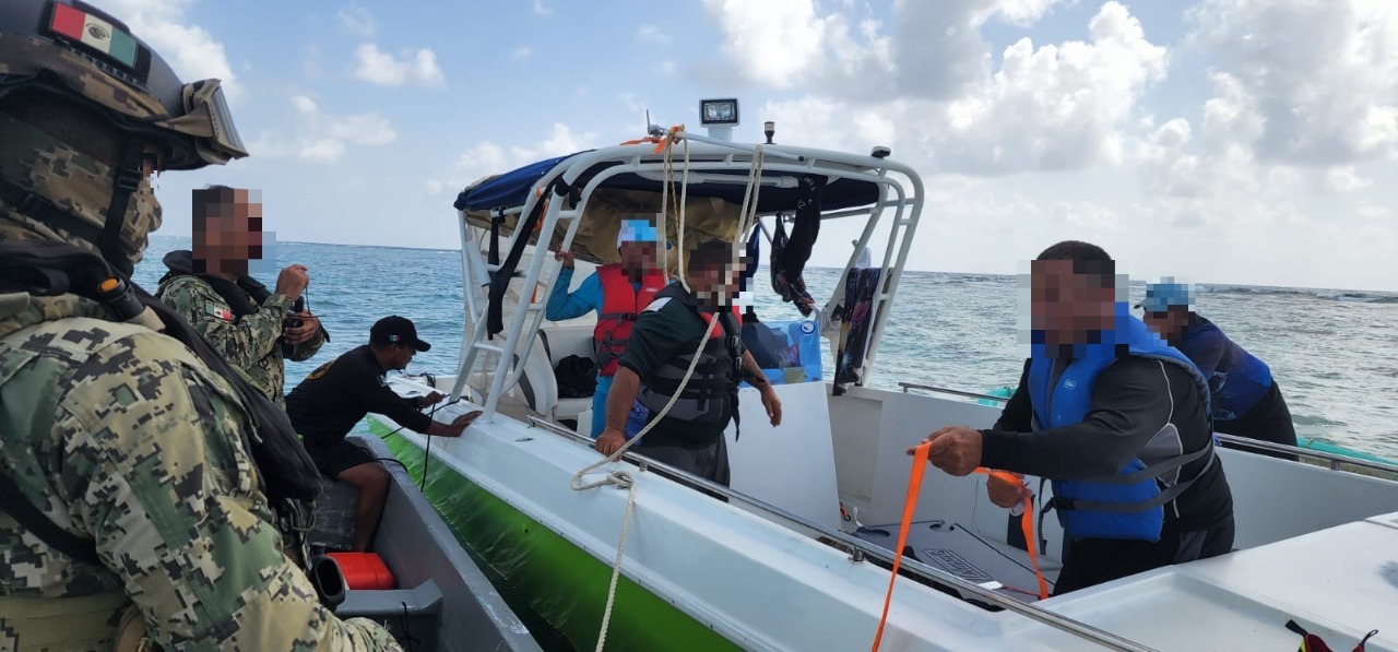 Rescata Marina a tres extranjeros a la altura de Isla Pérez