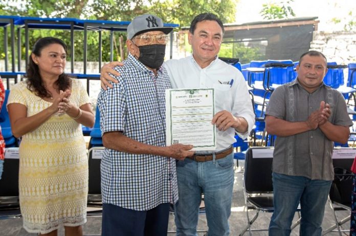¡Aplausos! Él es don Rolando, quien a sus 94 años terminó la primaria