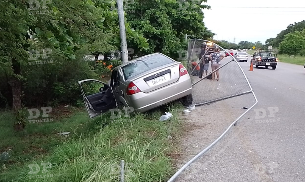 Familia lesionada en fuerte choque contra un poste en el Periférico